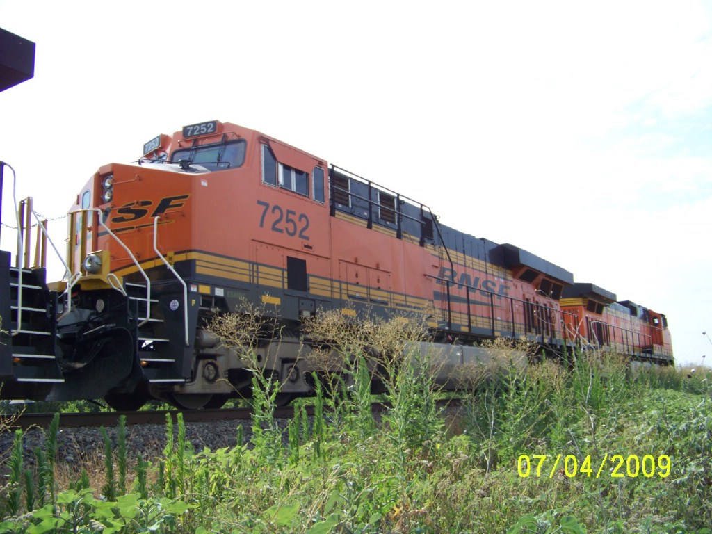 BNSF ES44DC 7252